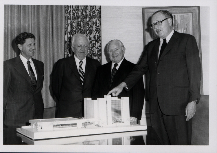 Group portrait / Lewis, W. Deming (Willard Deming), 1915-1989 / Mudd ...