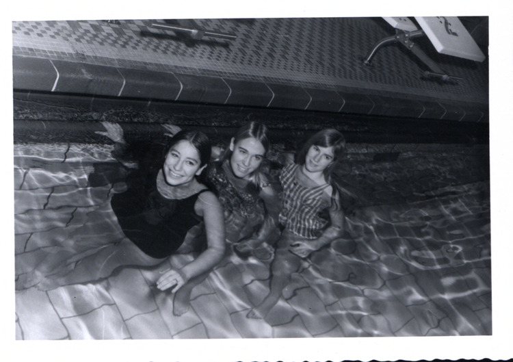 Group portrait / Taylor Pool / First Coeds / 1975 | Lehigh Preserve