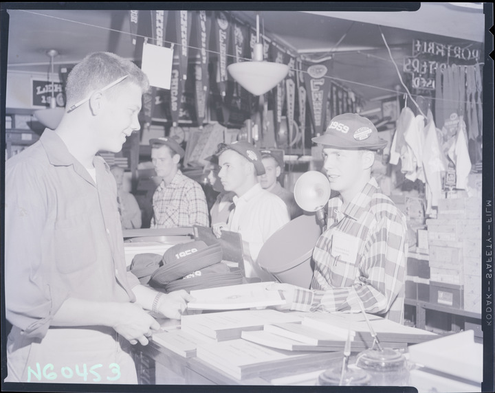 Group portrait / Rawls, R.R. / Freshman Orientation; Bookstore / 1959 ...