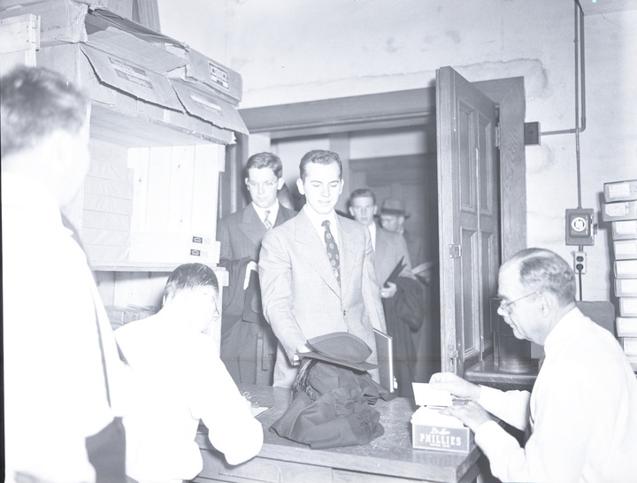 Group portrait / Commencement / 1946 | Lehigh Preserve