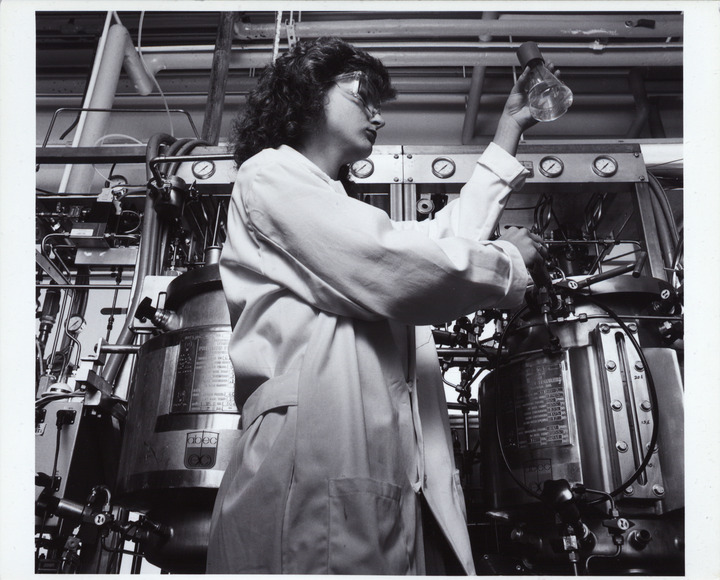 Female student in Chemical Engineering lab | Lehigh Preserve