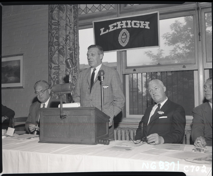 Group portrait / Packer Hall, the University Center / Reunion; Alumni ...
